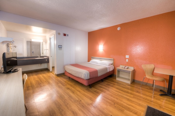 1 Queen Bed  Micfridge - Suffolk County, NY