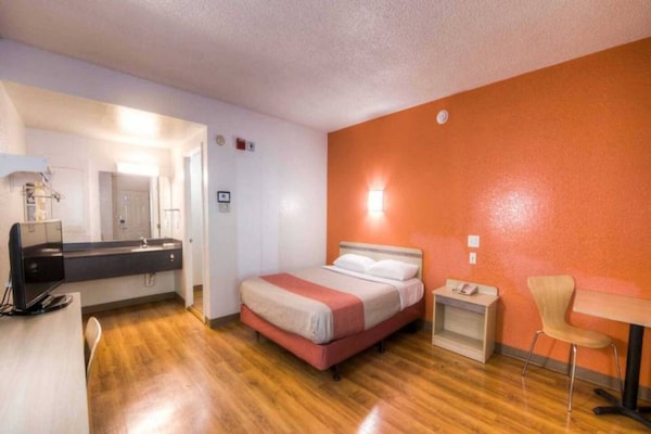 1 Queen Bed - Connecticut