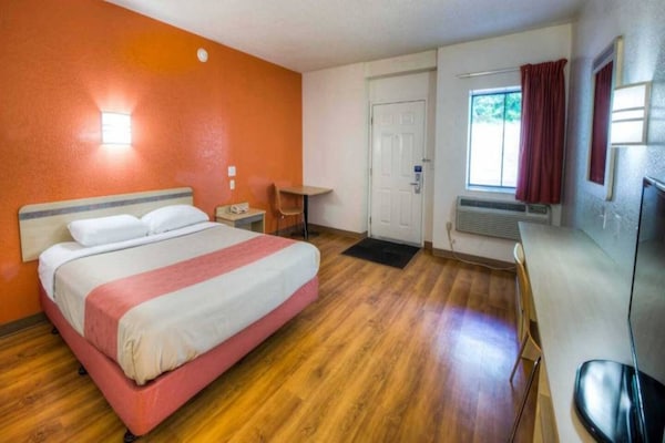 1 Queen Bed  Micfridge Smoking - Connecticut
