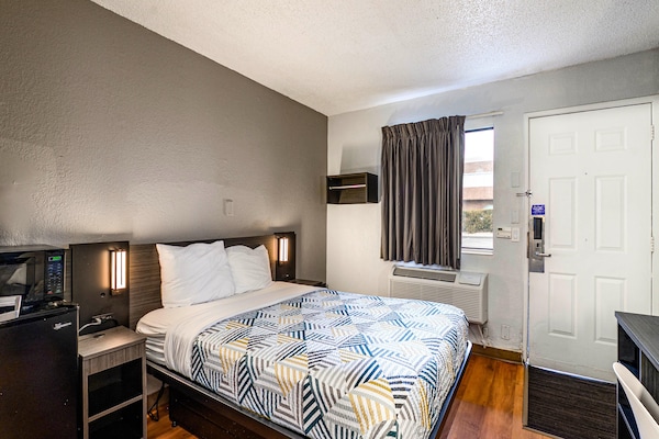 1 Queen Bed Ada/ri Shower/micfridge - West Hartford, CT