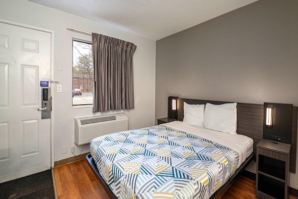 1 Full Bed Deluxe Micfridge Smoking - Hartford, CT