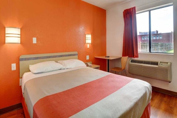 1 Queen Bed  Deluxe Micfridge - Farmington, CT