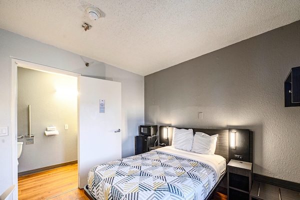 1 Full Bed  Micfridge Smoking - Farmington, CT