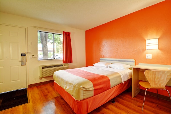 1 Queen Bed  Smoking - Farmington, CT