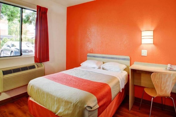 1 Queen Bed  Ns - Farmington, CT