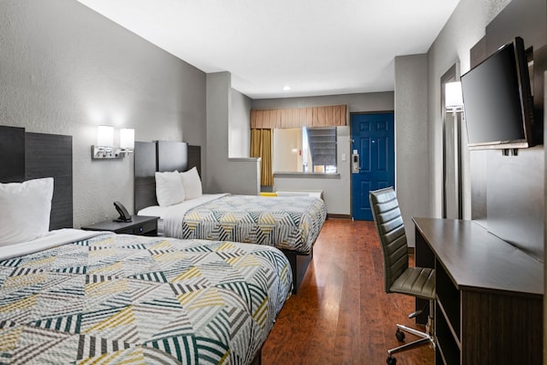 2 Queen Beds  Smoking Micfridge - Millbrook, AL