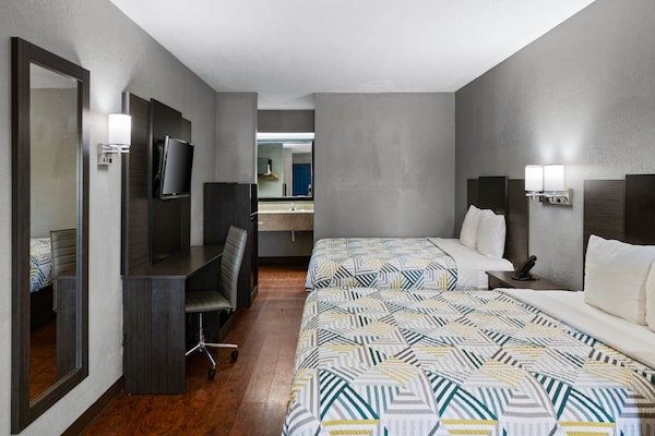 2 Queen Beds  Non-smoking Micfridge - Millbrook, AL