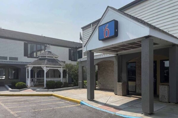 2 Full Beds Smoking - Newark, DE