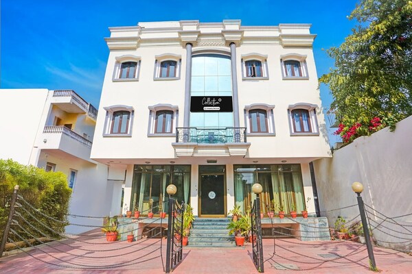 Super Collection O Bani Park Near Collectorate Circle Formerly Anuja Palace - Jaipur