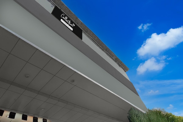 Super Collection O Sector 18 Metro Station - Noida