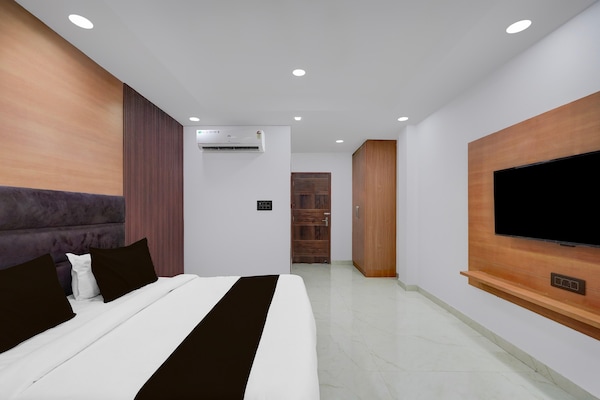 Super Collection O Sector 18 Metro Station - Noida