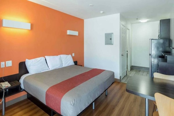 1 King Bed  Non-smoking Micfridge - Travelers Rest, SC