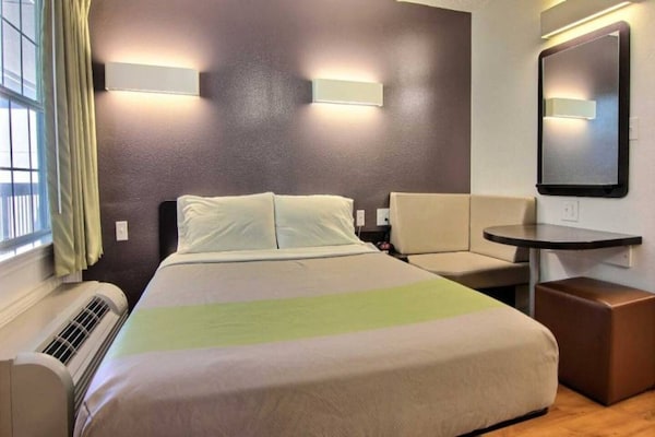 1 Queen Bed Mobility Accessible Tub Non-smoking - Cedar Park, TX