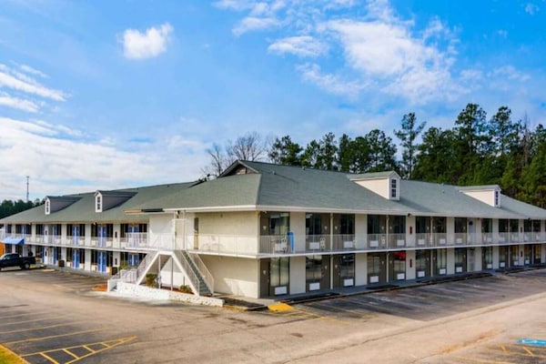 2 Full Beds  Non-smoking Kitchen - LaGrange, GA