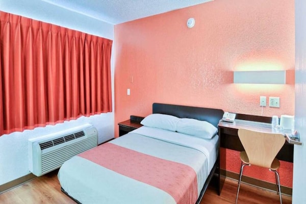 1 Full Bed  Ada/tub/micfridge - Lowell, MA
