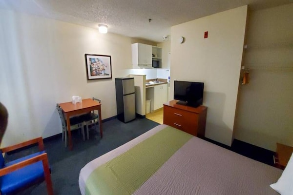 1 King Bed  Smoking Kitchen - Richmond, VA