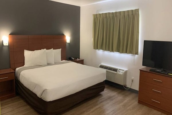 1 Queen Bed Ada Ri Shower Nsmk Kitchen - Hampton, VA