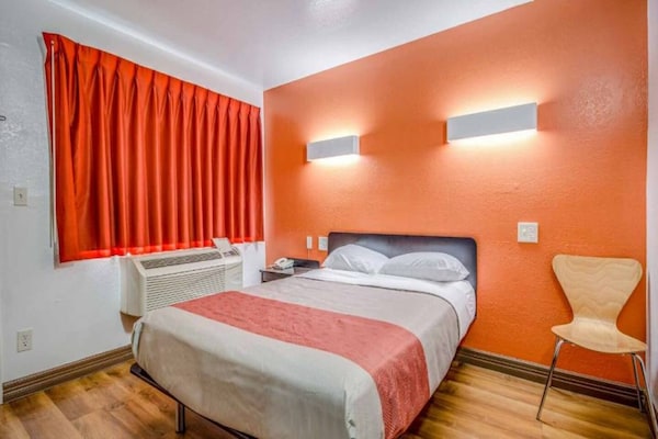 1 Queen Bed Smoking - Conroe, TX
