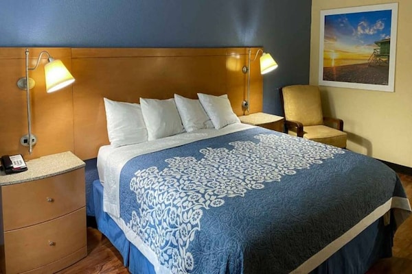 1 King Bed Non-smoking - Richmond Hill, GA