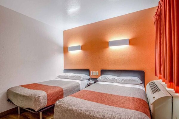 2 Full Beds Smoking - Conroe, TX