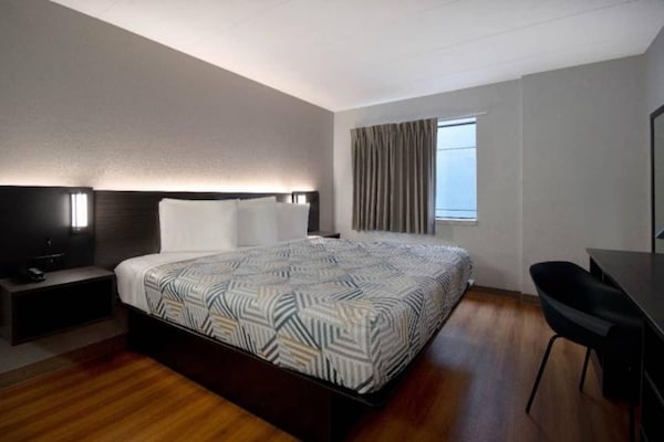 1 King Bed Mobil Access Tub Nsmk - Hobart, IN