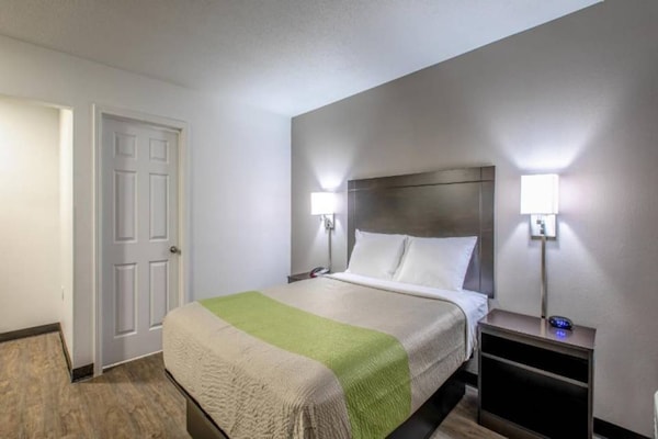 1 Queen Bed  Deluxe Kitchen Smoking - Piedmont, SC