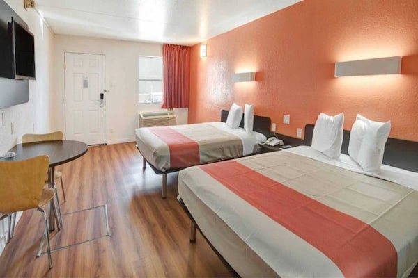 2 Queen Beds Non-smoking - Irving, TX