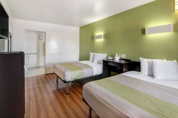 2 Queen Beds Smoking - Irving, TX
