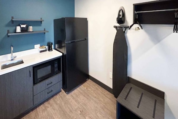 1 King Bed Non-smoking Kitchen - Corona, CA