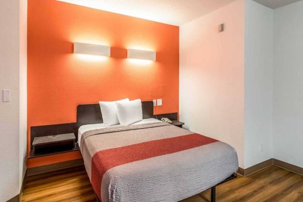 1 Queen Bed  Smoking - Lynwood, IL