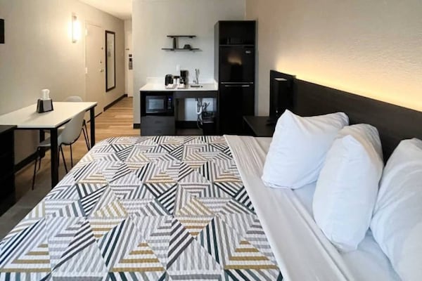 1 King Bed  Non-smoking Kitchen - Nacogdoches, TX