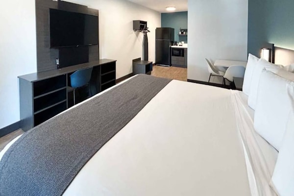 1 King Bed Mobil Access Tub Nsmk Kitchen - Corona, CA