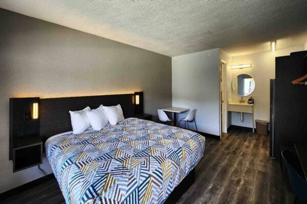 1 King Bed Mobil Access Tub Nsmk Kitchen - League City, TX