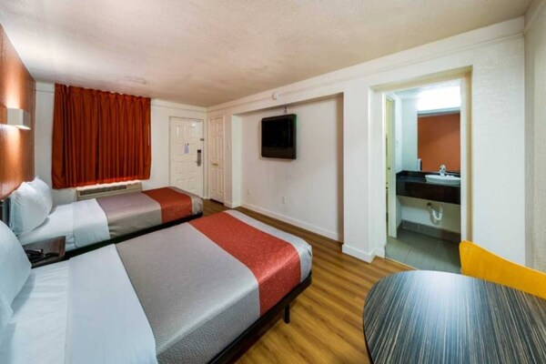 2 Full Beds  Smoking - Farmers Branch, TX