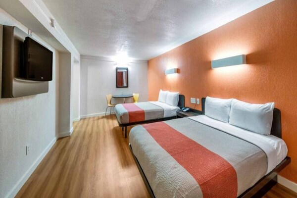 2 Full Beds Non-smoking - Farmers Branch, TX