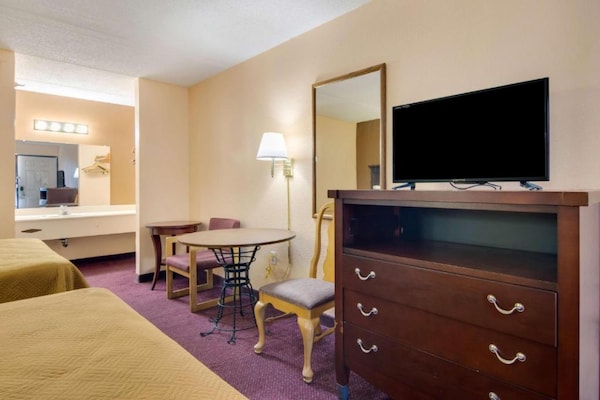 2 Queen Beds  Smoking - Macon, GA