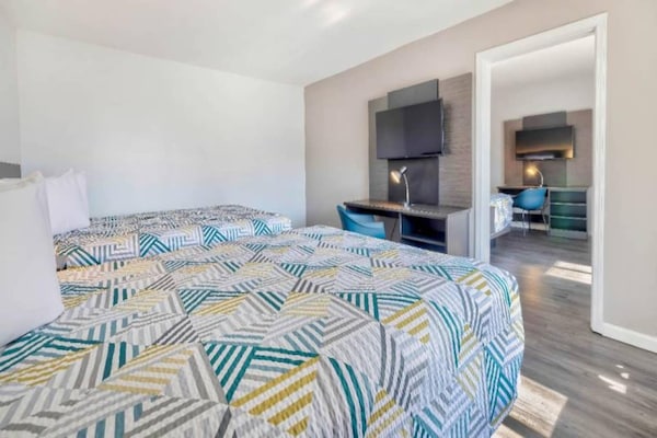 3 Queen Beds Non-smoking Kitchen - Illinois