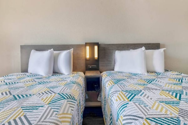 2 Queen Beds Suite Non-smoking Kitchen - Illinois