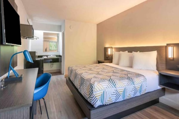 1 King Bed  Mobility Accessible Tub Nsmk - Blackhawk, CA