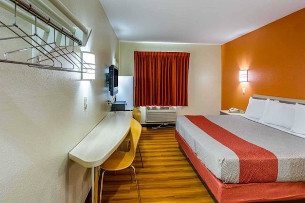 1 King Bed Mobility Accessible Tub Nsmk - Champaign, IL