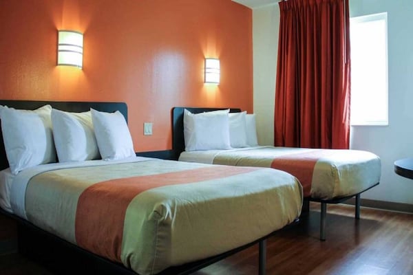 2 Full Beds  Non-smoking - Sandusky, OH
