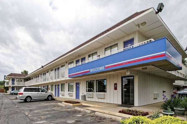 2 Full Beds  Non-smoking Micfridge - Grafton, OH