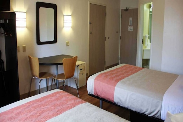 1 Queen Bed  Non-smoking Micfridge - Sandusky, OH