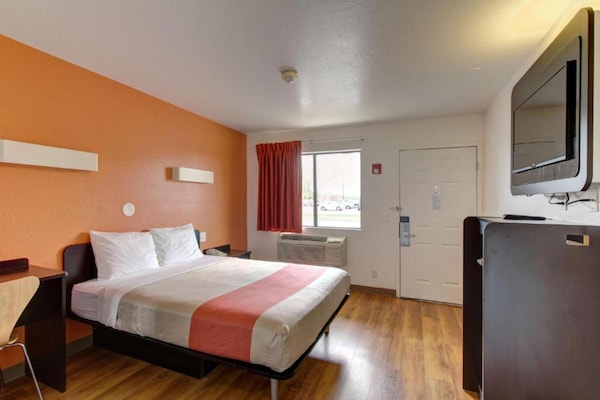 1 Queen Bed  Smoking Micfridge - Vermilion, OH