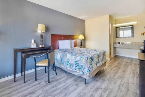 1 King Bed  Non-smoking Micfridge - Illinois