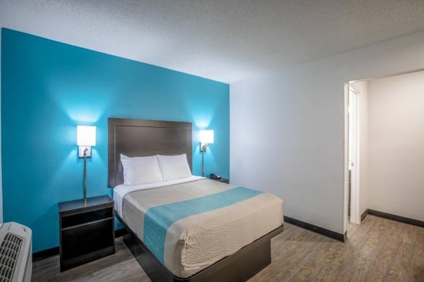 1 Queen Bed  Micfridge Non-smoking - Piedmont, SC