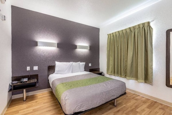 1 Queen Bed  Non-smoking Kitchen - Delta Downs Racetrack, Hotel & Casino