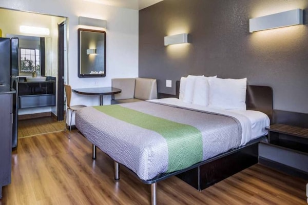 1 Queen Bed  Non-smoking Kitchen - Fairfield, CA