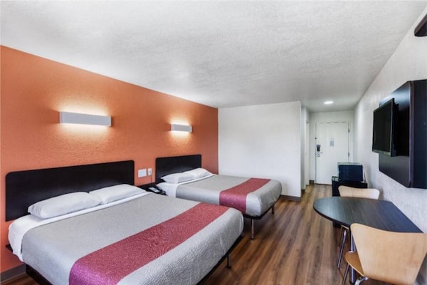 2 Queen Beds  Non-smoking Micfridge - Bedford, TX