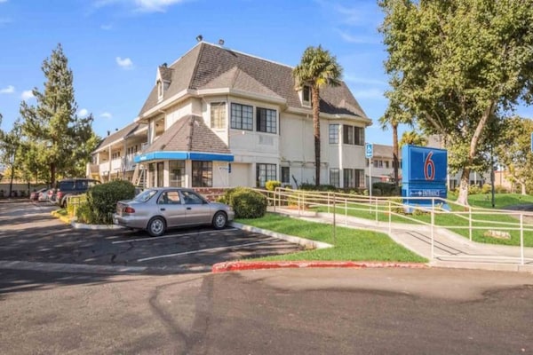 1 Queen Bed  Ada/tub - Fairfield, CA